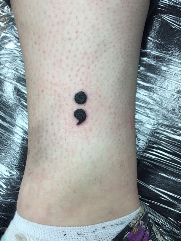 80 Semikolon-Tattoos: Geschichte, Bedeutung und Design