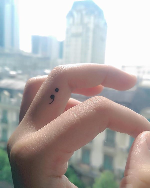 80 Semikolon-Tattoos: Geschichte, Bedeutung und Design
