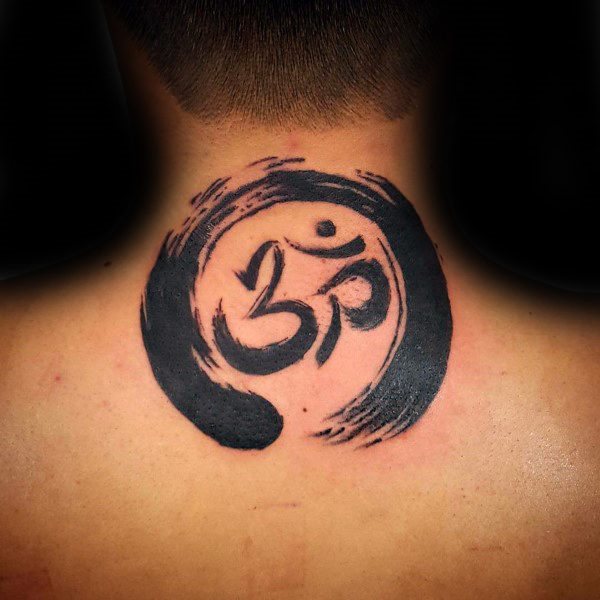85 Om-Symbol-Tattoos (und ihre überraschende Bedeutung)