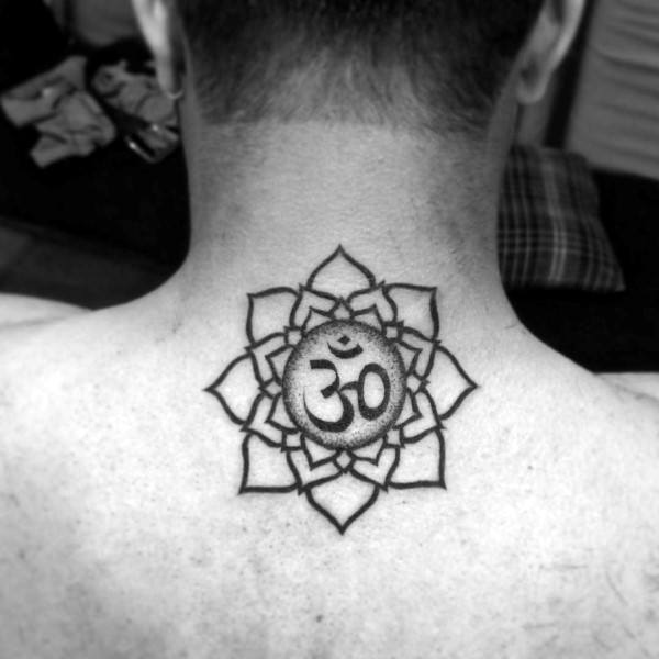 85 Om-Symbol-Tattoos (und ihre überraschende Bedeutung)