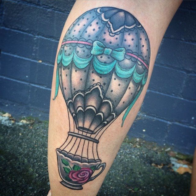 150 Tattoos auf der Wade