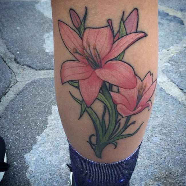 150 Tattoos auf der Wade