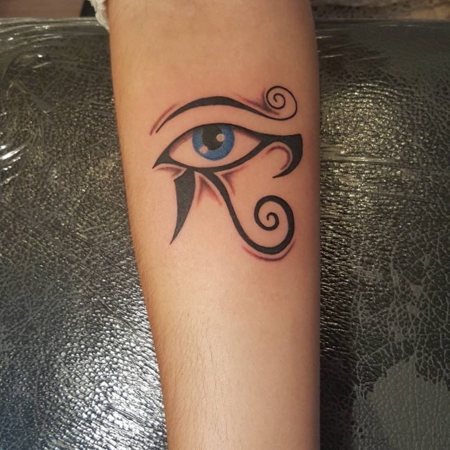 133 Auge des Ra (Horus) Tattoos (Mit Bedeutung)