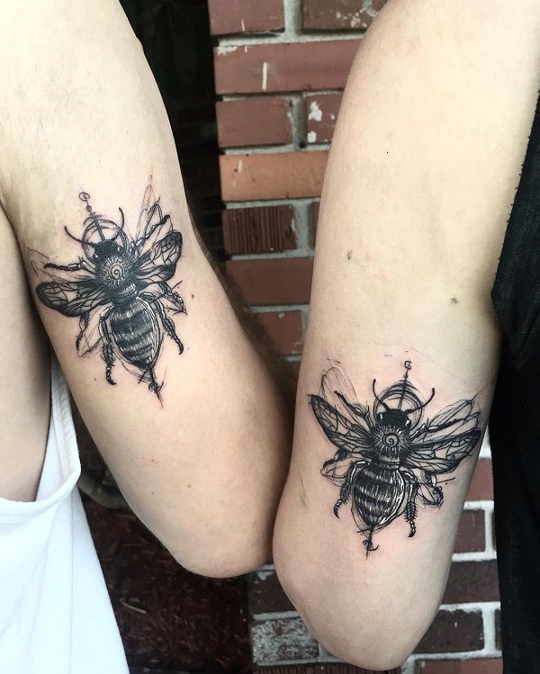Tatouage Abeille Realiste
