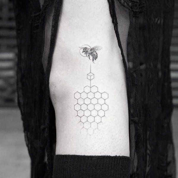 Tatouage Abeille Minimaliste
