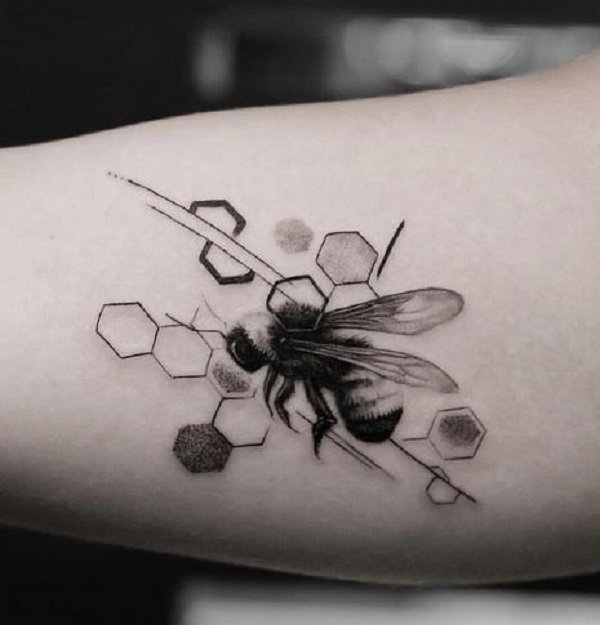 Tatouage Abeille Realiste