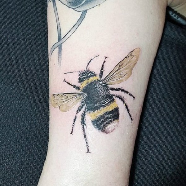 Tatouage Abeille Realiste