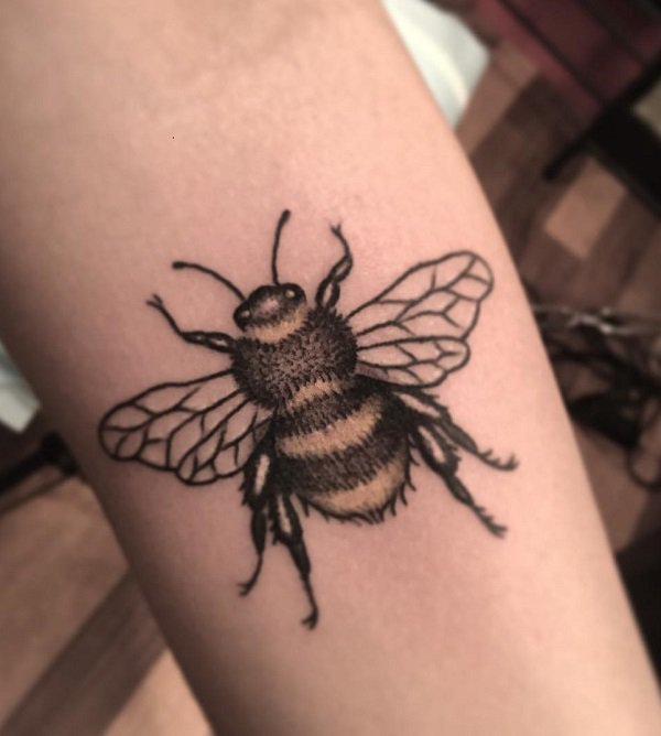 Tatouage Abeille Realiste