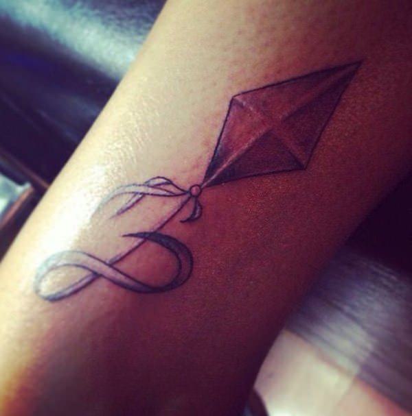 99 Tatouages du symbole de l'infini (et leur signification)