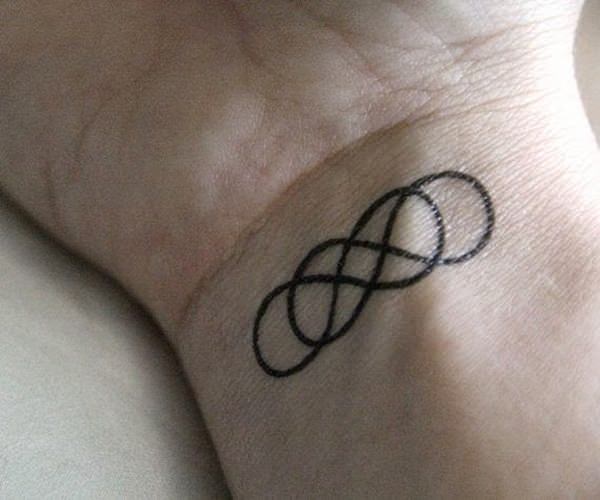 99 Tatouages du symbole de l'infini (et leur signification)