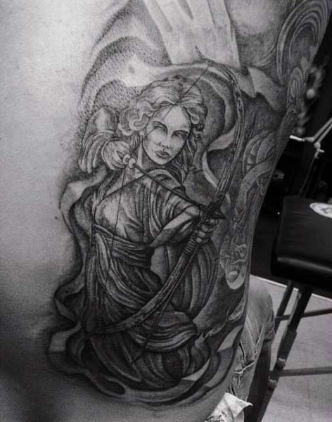 49 Tatouages d'arcs, de flèches et d'archers (Et leur signification)