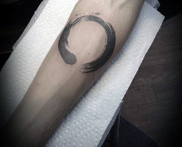 60 Tatuaggi raffiguranti l'Enso, il cerchio zen (con significato)